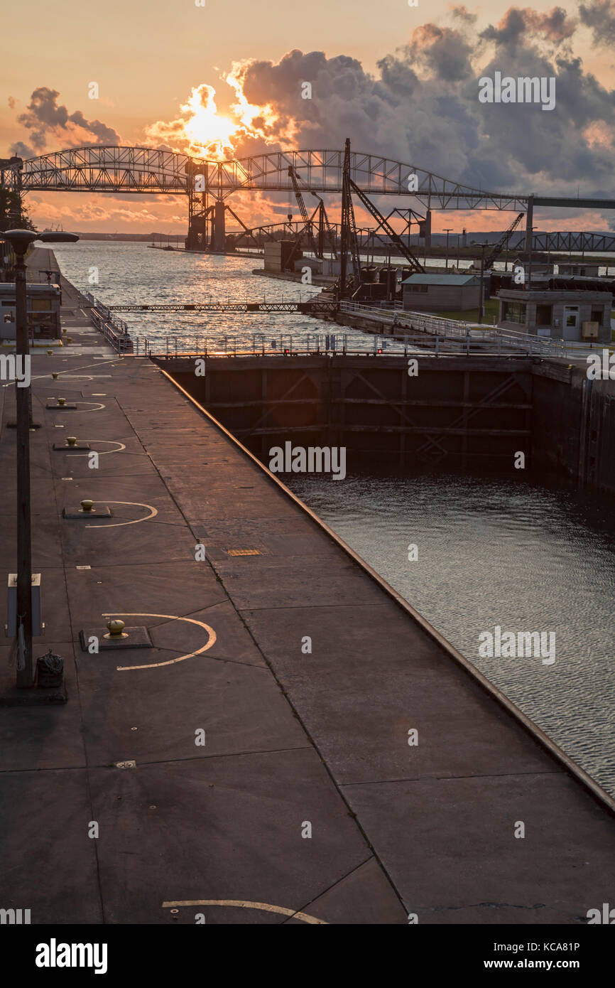 Railroad bridges hi-res stock photography and images - Alamy