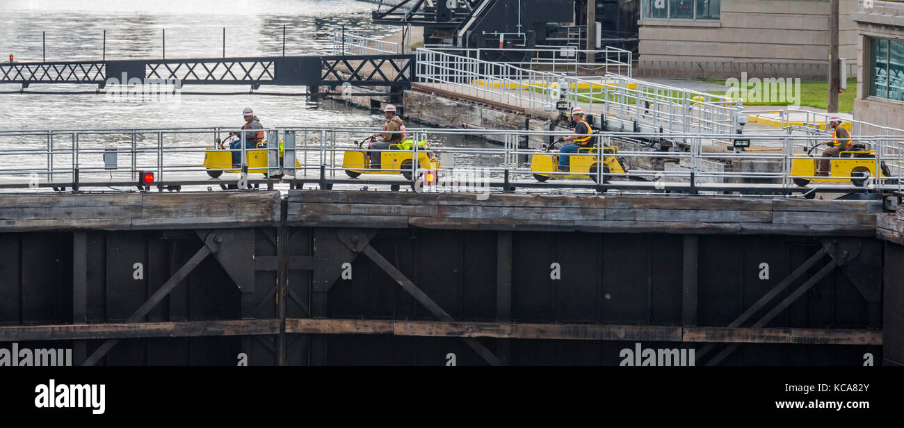 Closed gates hi-res stock photography and images - Alamy