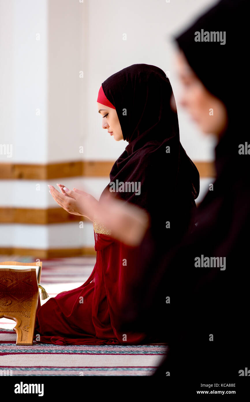 Two Muslim women praying Stock Photo - Alamy