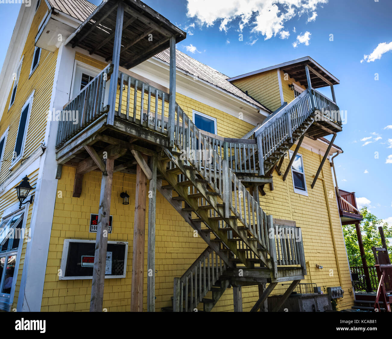 Apartment building exterior steps hi-res stock photography and images ...