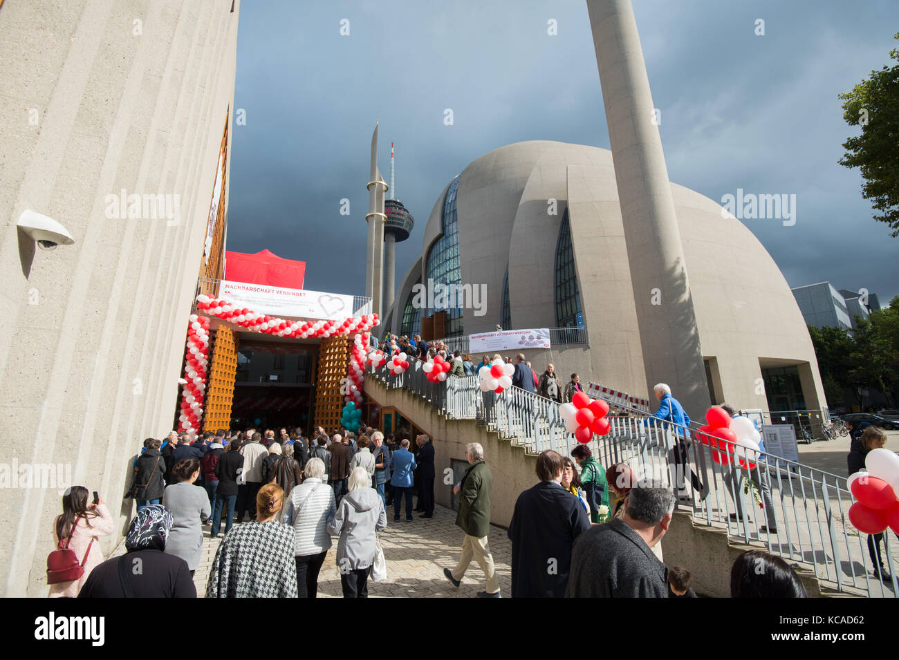 Cologne-Ehrenfeld, Germany. 03rd Oct, 2017. Many people visit the ...