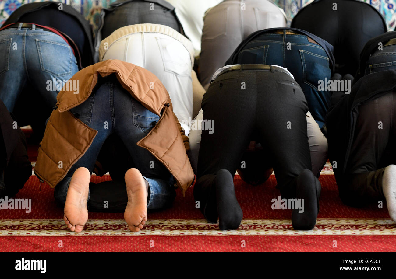 Hamburg, Germany. 3rd Oct, 2017. Muslims praying at the Centrum Moschee ...