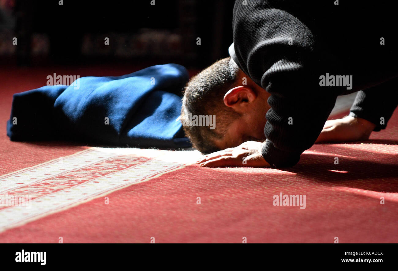 Hamburg, Germany. 3rd Oct, 2017. A muslim praying at the Centrum ...