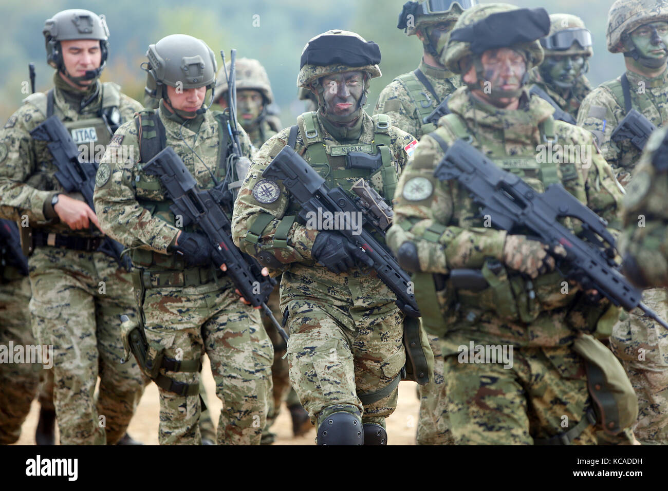 Slunj, Croatia. 3rd Oct, 2017. Croatian soldiers participate in the ...