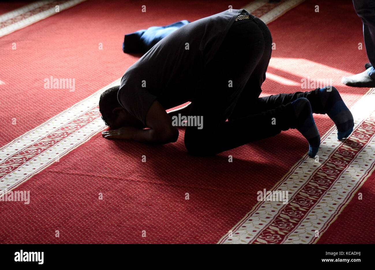 Hamburg, Germany. 3rd Oct, 2017. A muslim praying at the Centrum ...