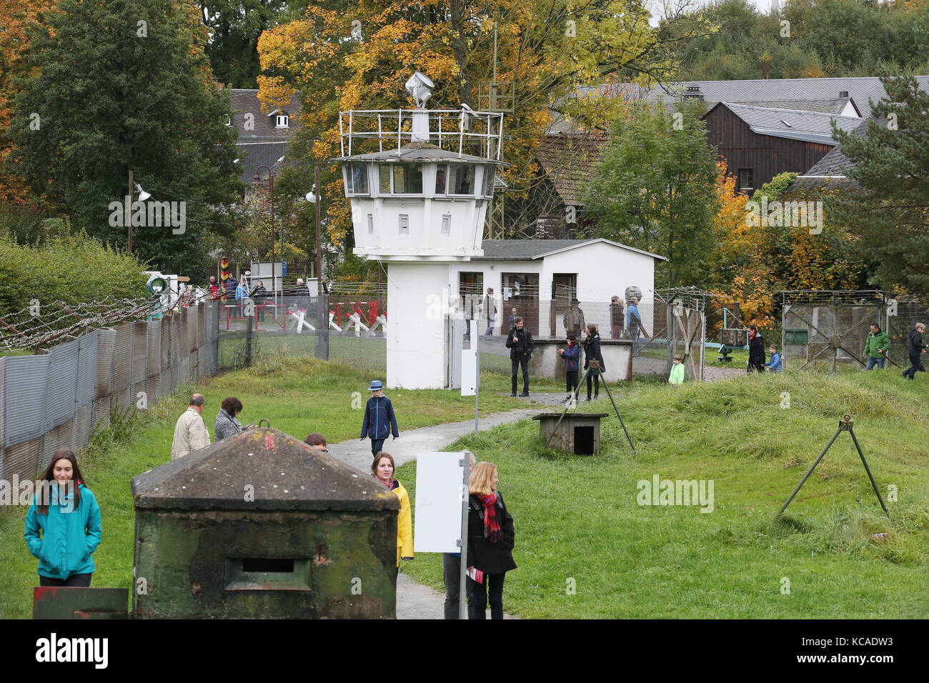 Moedlareuth, Germany. 3rd Oct, 2017. Visitors among remains of the ...