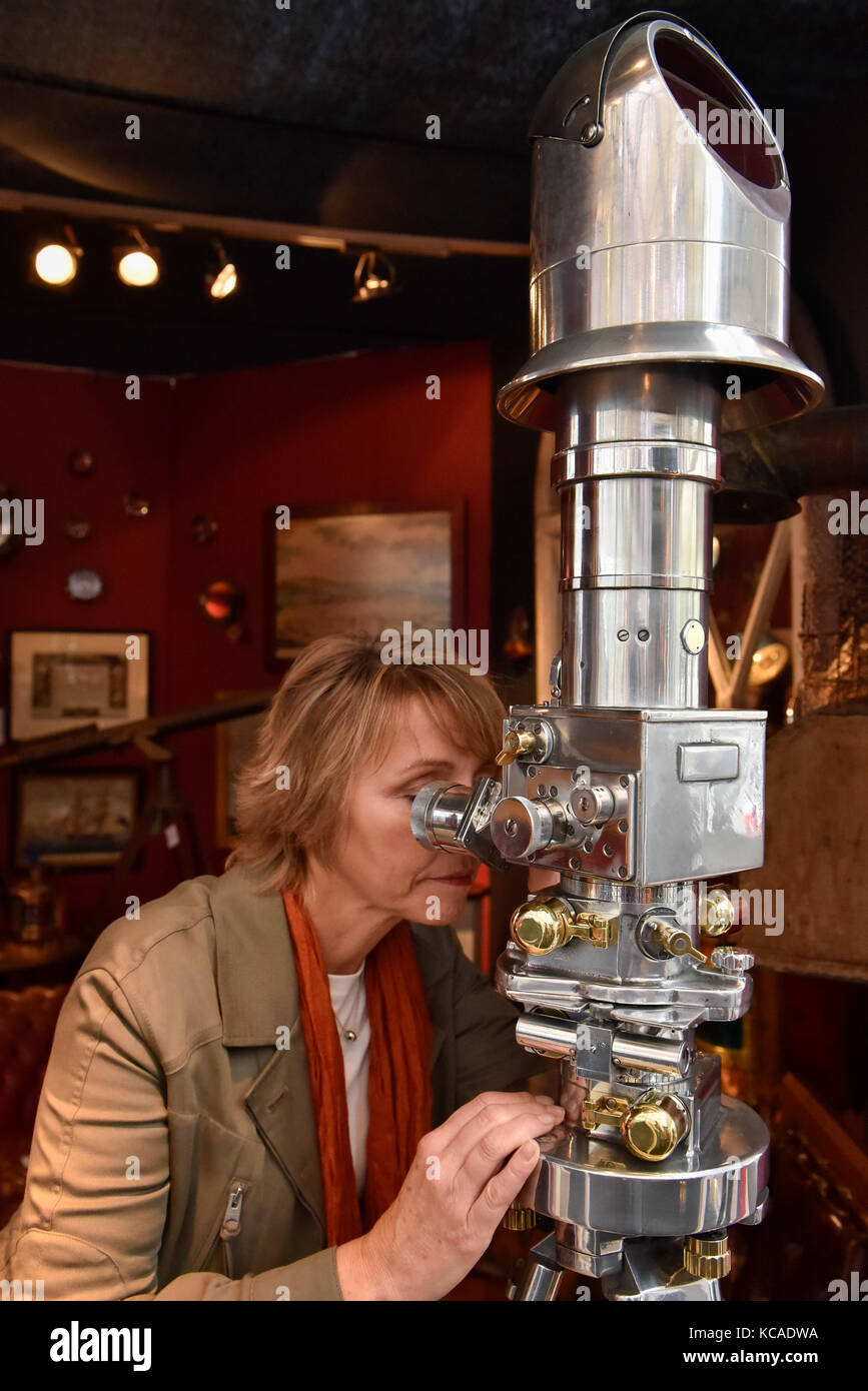 Periscope binoculars hi-res stock photography and images - Alamy