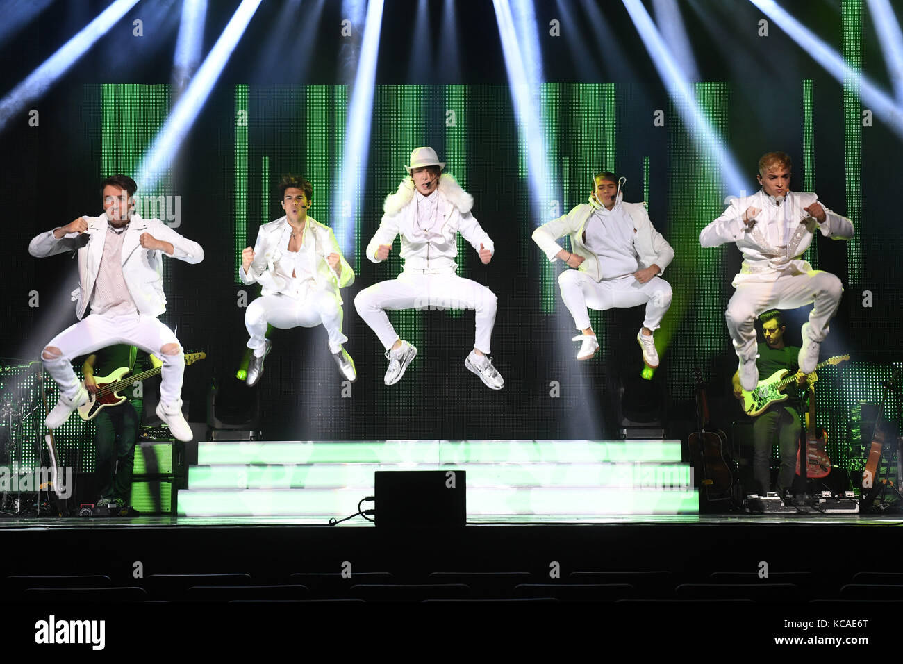 Boybands on stage hi-res stock photography and images - Alamy