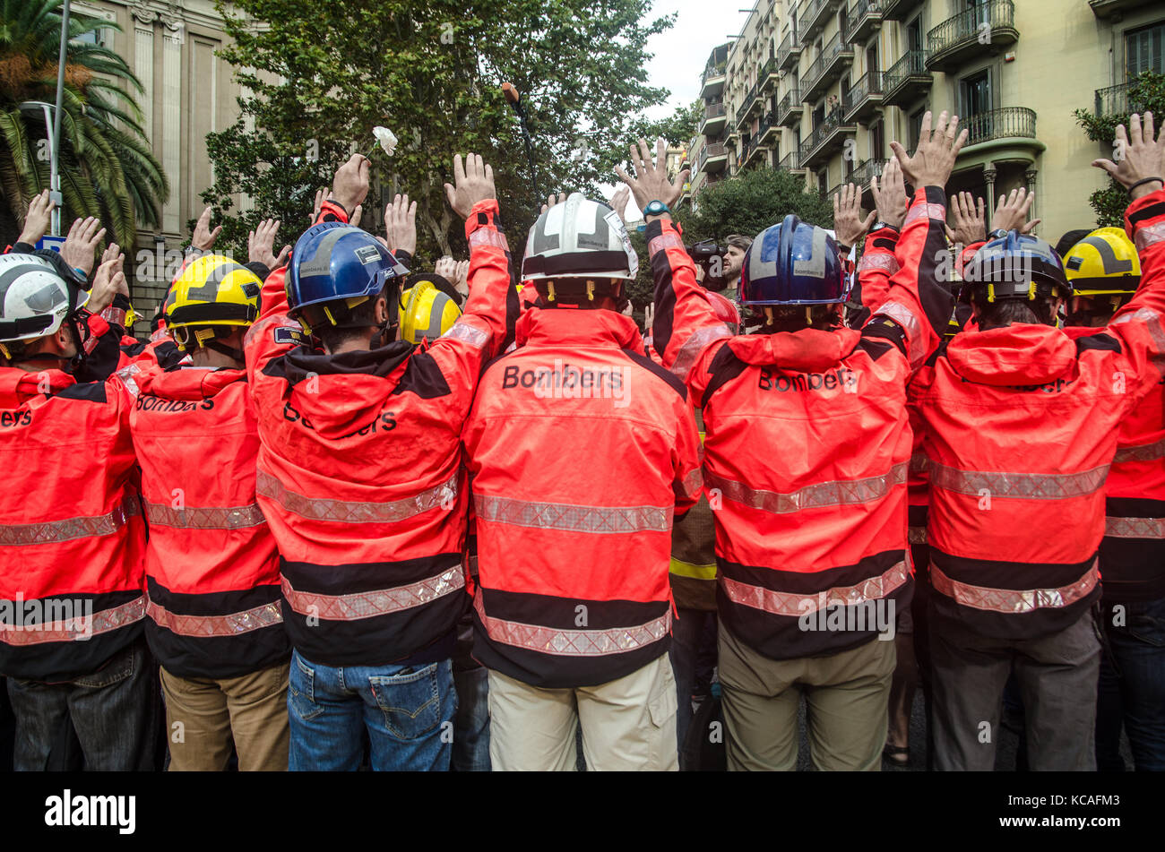 Barcelona, Spain. 3rd Oct, 2017. Firefighters formed a wall of backs to ...