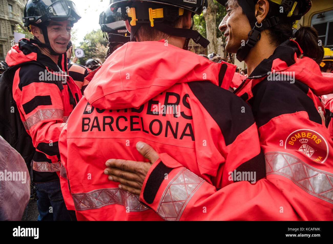 Barcelona, Spain. 3rd Oct, 2017. Firefighters praise each other after ...