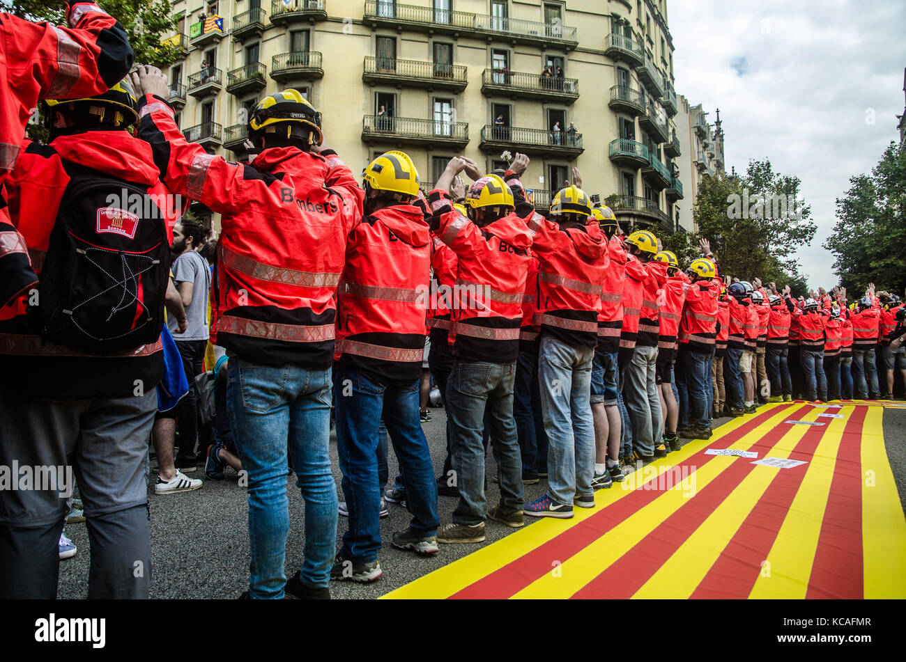 Barcelona, Spain. 3rd Oct, 2017. Firefighters formed a wall of backs to ...