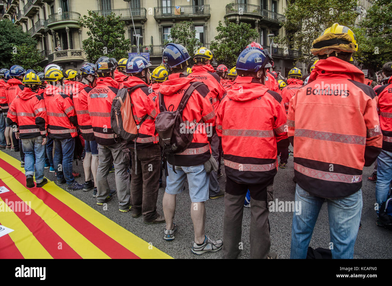 Barcelona, Spain. 3rd Oct, 2017. Firefighters formed a wall of backs to ...