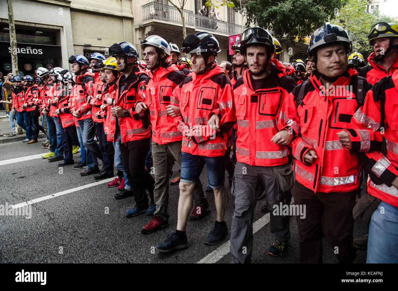 Barcelona, Spain. 3rd Oct, 2017. Firefighters form a chain embraced ...