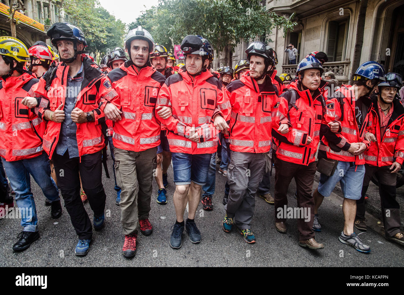 Barcelona, Spain. 3rd Oct, 2017. Firefighters form a chain embraced ...