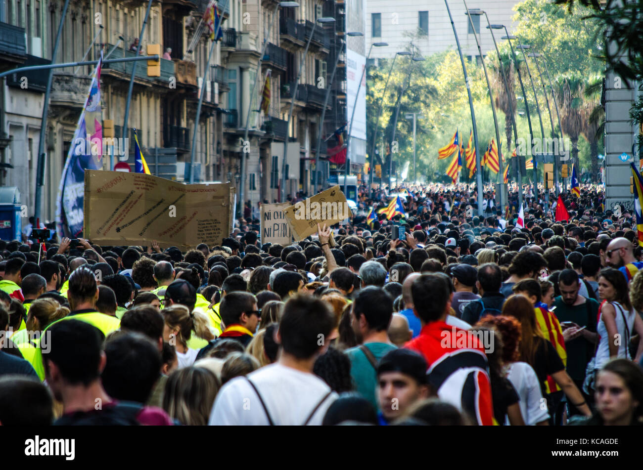 University square barcelona hi-res stock photography and images - Alamy