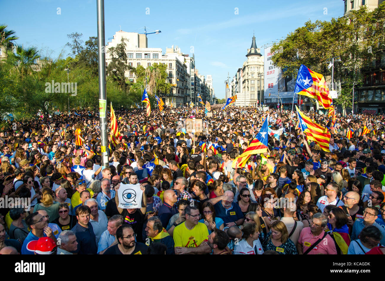 Barcelona, Spain. 03rd Oct, 2017. A large crowd fills square University ...