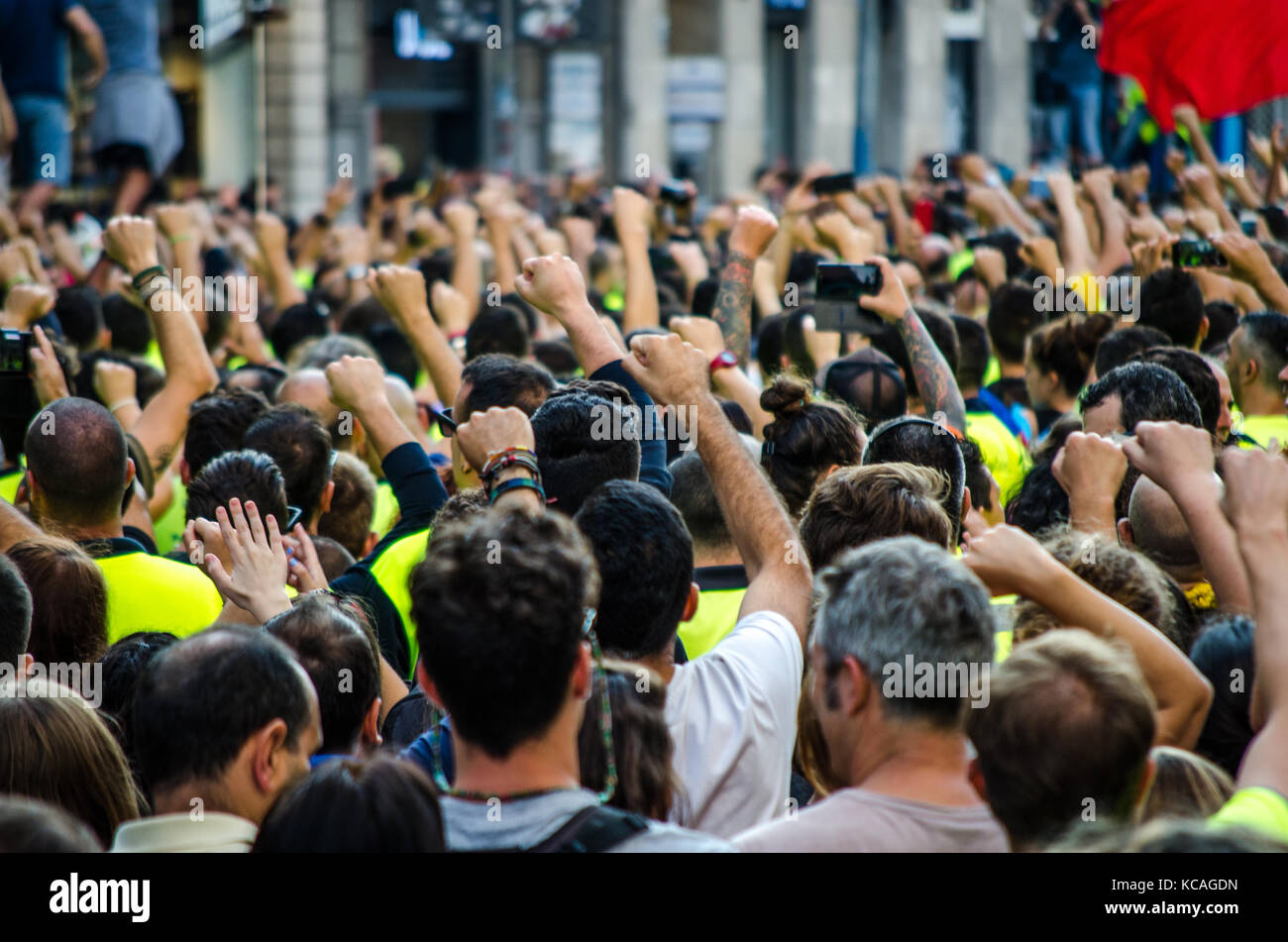 Barcelona, Spain. 03rd Oct, 2017. Crowd gathered at University square ...