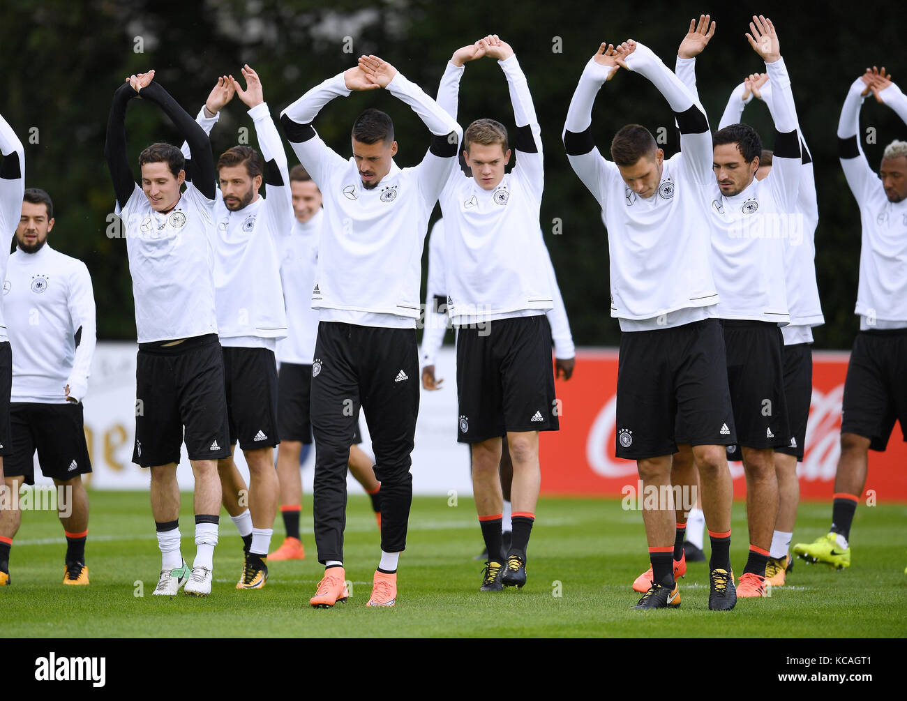 Beim Stretcghing: Sebastian Rudy (DFB/Germany), Marco Plattenhard ...