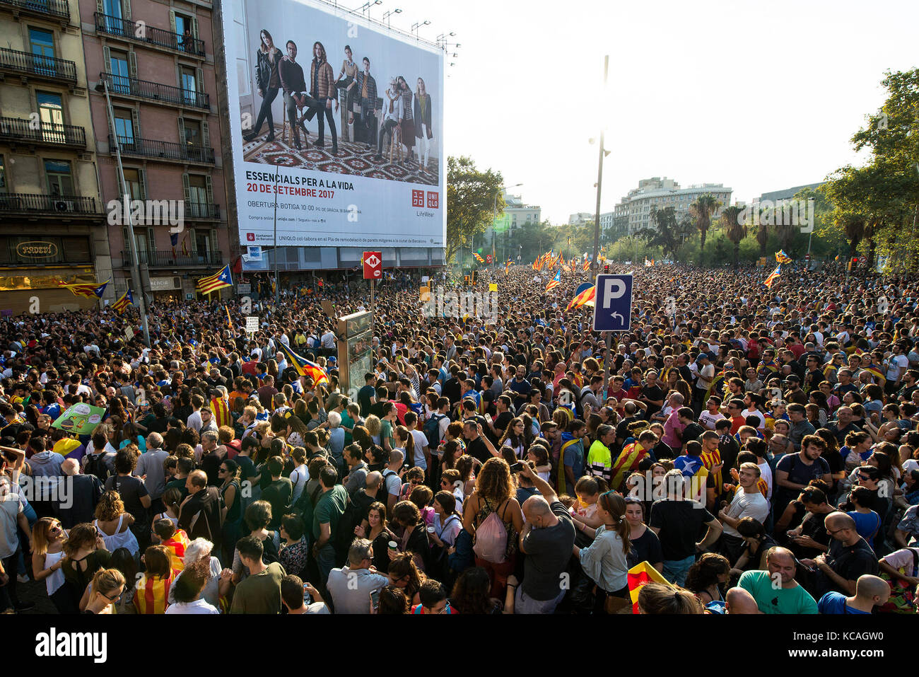 October 3 demonstrators hi-res stock photography and images - Alamy