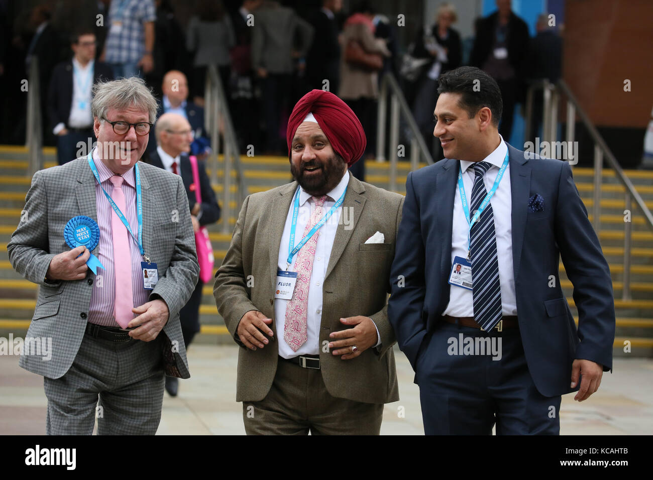 Manchester, UK. 03rd Oct, 2017. A Conservative points at his rosette ...