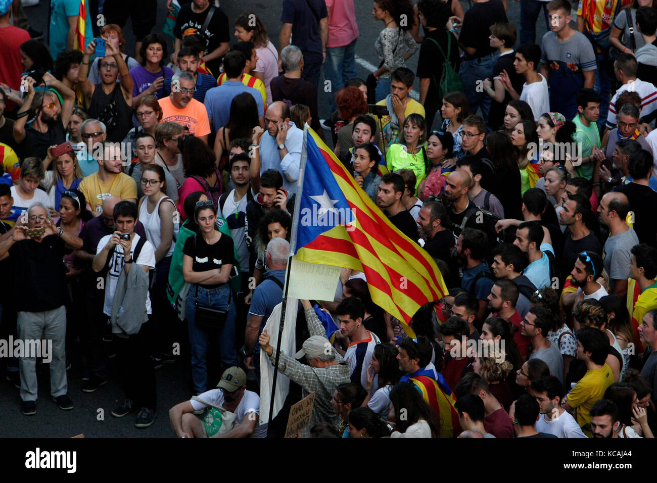 Barcelona, Spain. 03rd Oct, 2017. Images from plaza universidad ...