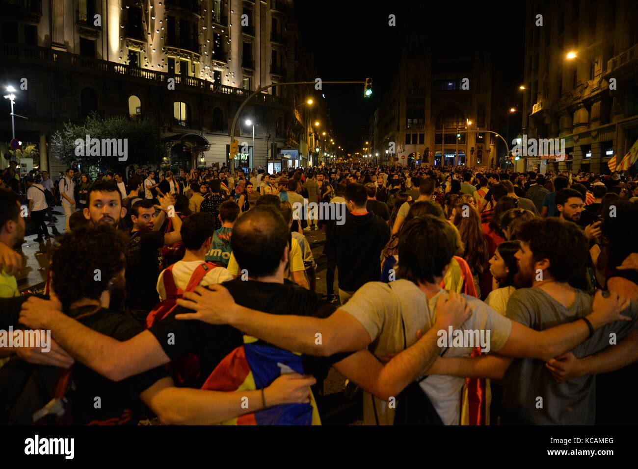 Barcelona, Spain. 3rd October. Demonstrators try to dissolve the crowd ...