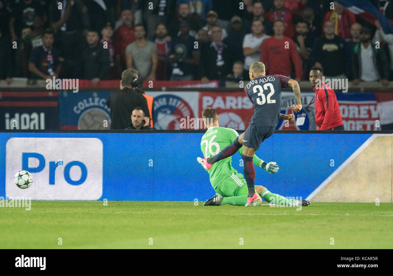 Dani ALVES r. (Paris) schiesst das goal zum 1:0, versus goalwart Sven ...