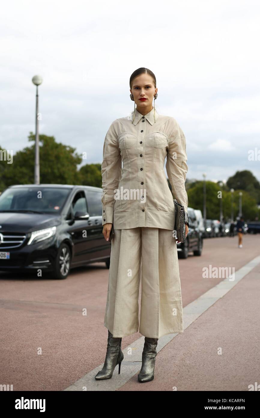 Model Alla Kostromichova posing outside of the Hermes runway show ...
