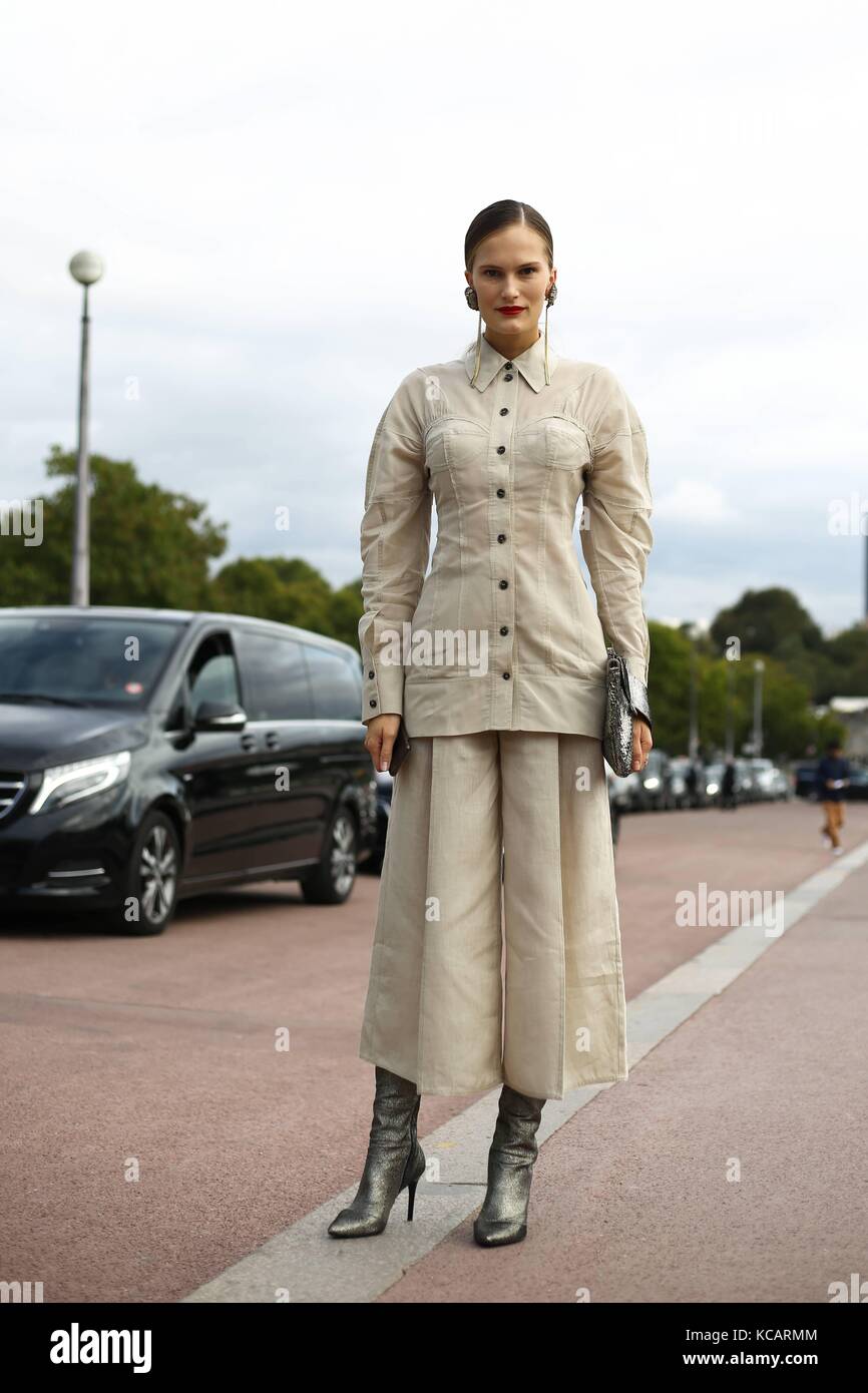 Model Alla Kostromichova posing outside of the Hermes runway show ...