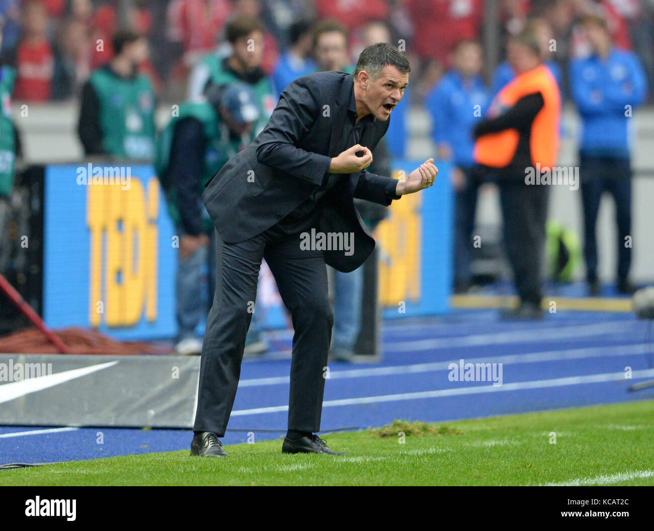 Berlin, Deutschland. 01st Oct, 2017. Trainer Willy SAGNOL (M), gesture ...