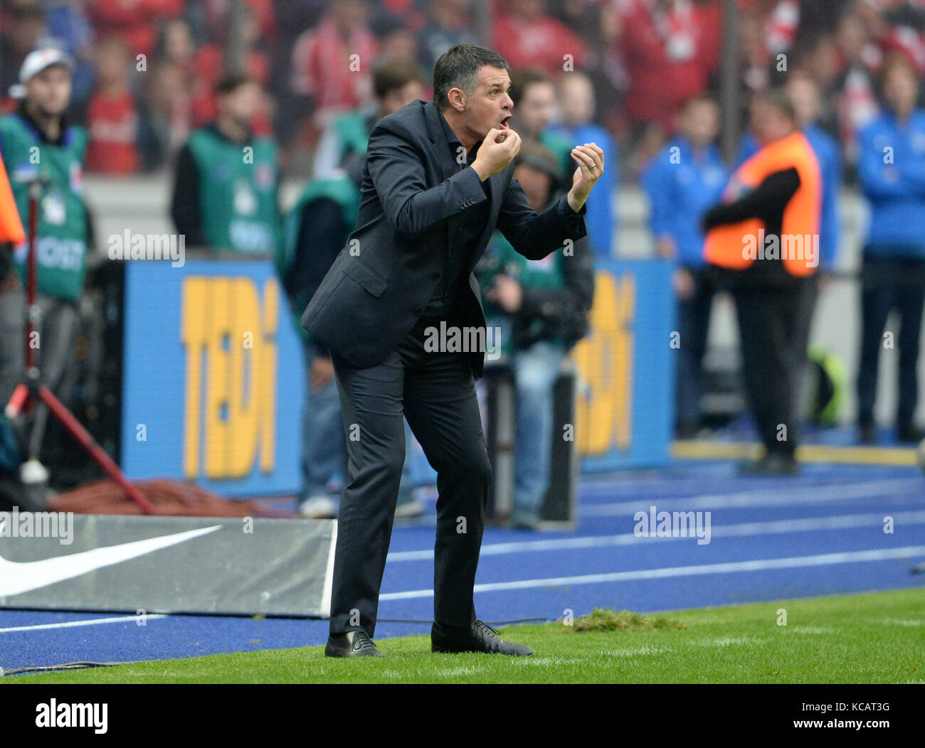 Berlin, Deutschland. 01st Oct, 2017. Trainer Willy SAGNOL (M), gesture ...
