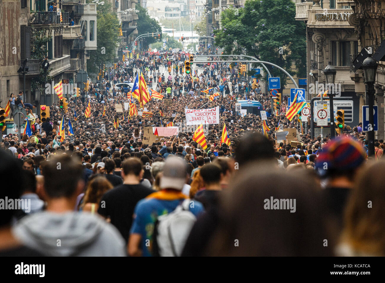 Barcelona, Spain. 3rd Oct, 2017. Demonstrators on the streets during a ...