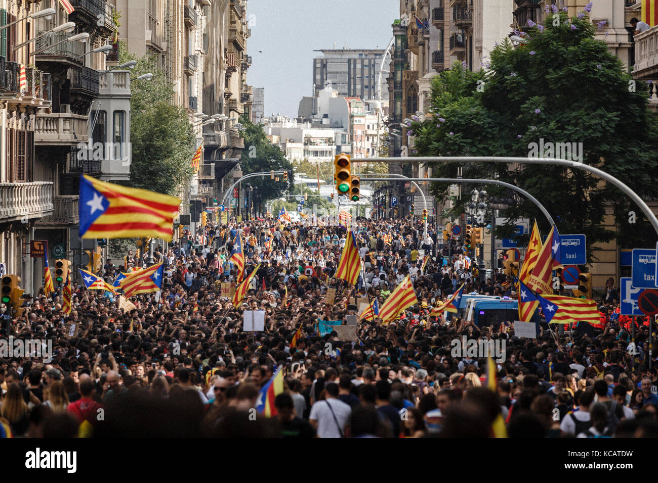 Barcelona, Spain. 3rd Oct, 2017. Demonstrators on the streets during a ...