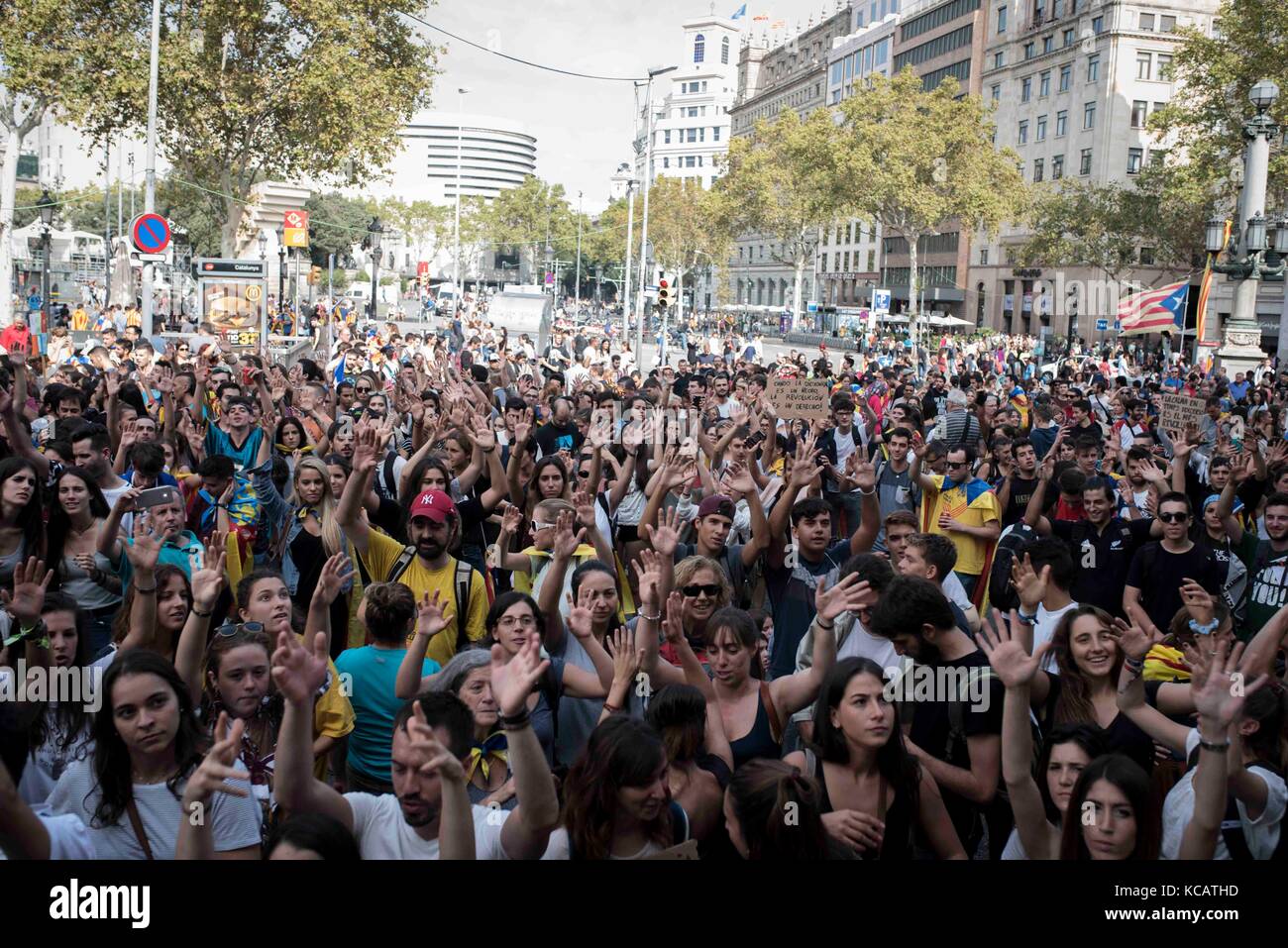 Barcelona, Spain. 02nd Oct, 2017. Thousands protest and strike over ...