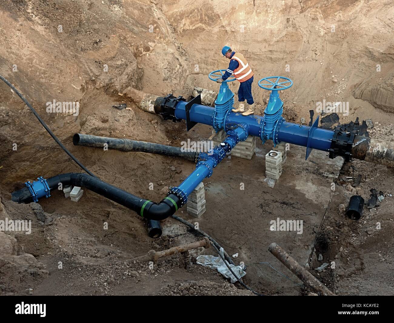 Technical expert open gate valve on 500mm drink water pipes joined with ...
