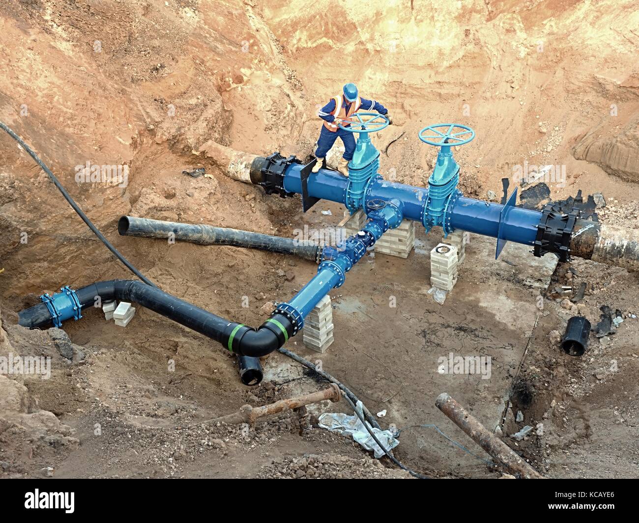 Technical expert open gate valve on 500mm drink water pipes joined with ...