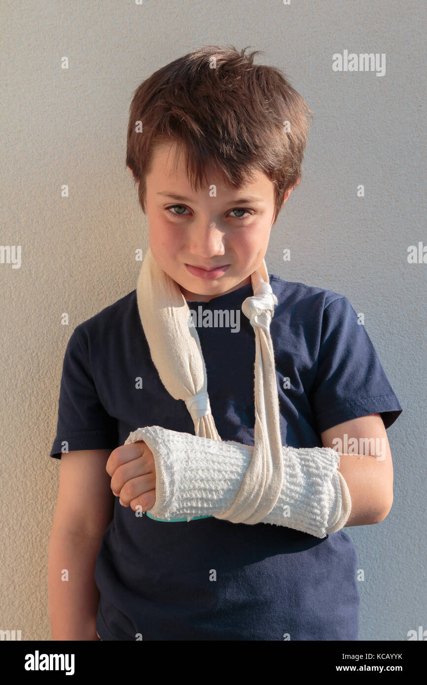 Child broken arm in sling hi-res stock photography and images - Alamy