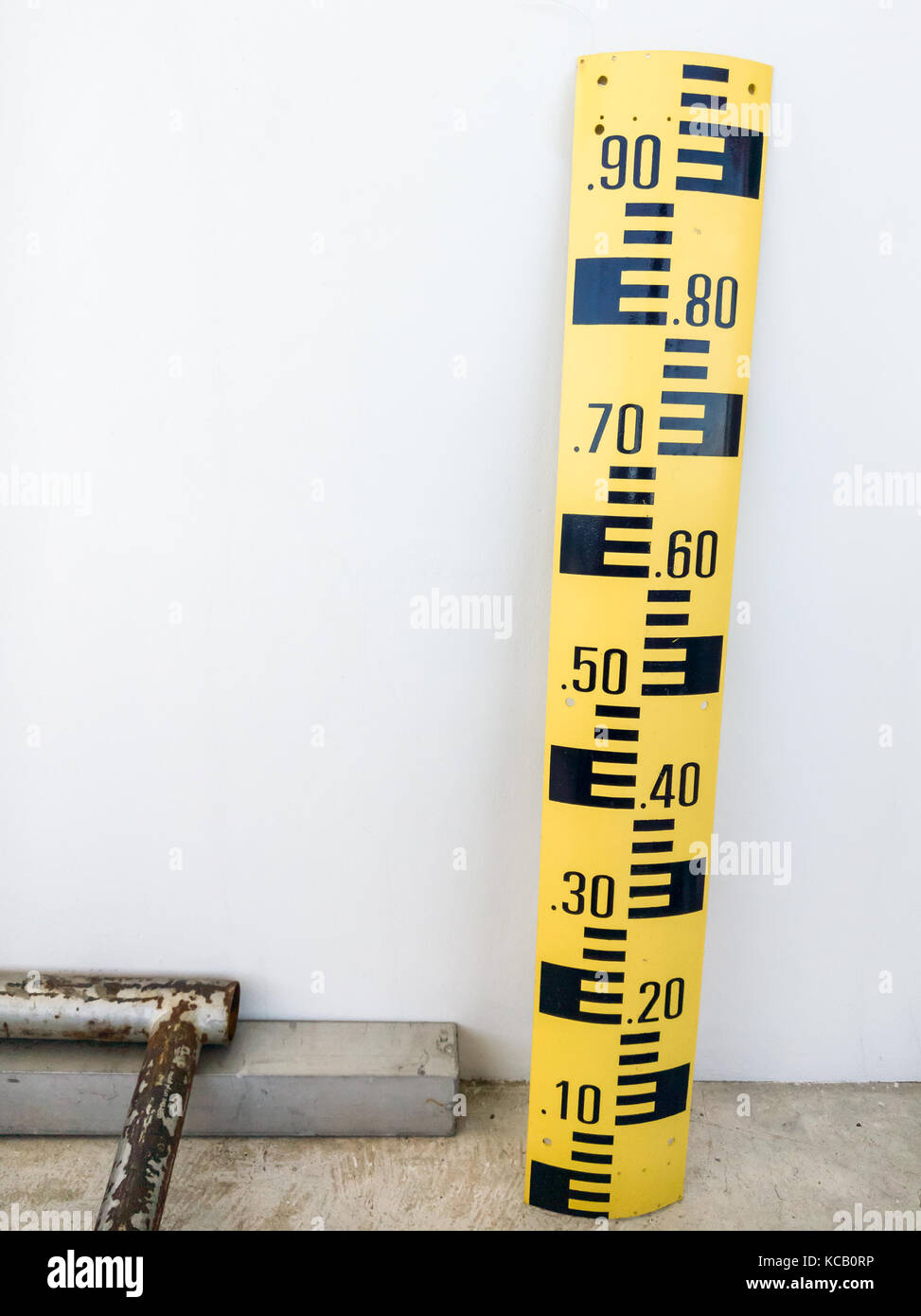 Level gauge plate for use in the reservoir which keep near the building ...