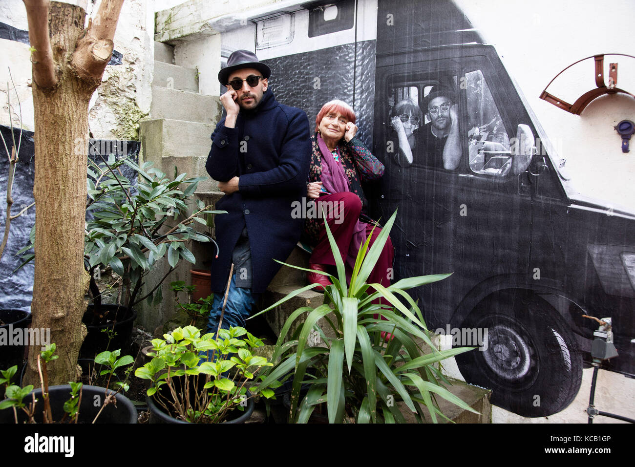 FACES PLACES, (aka VISAGES, VILLAGES), from left, JR, Agnes Varda, 2017 ...