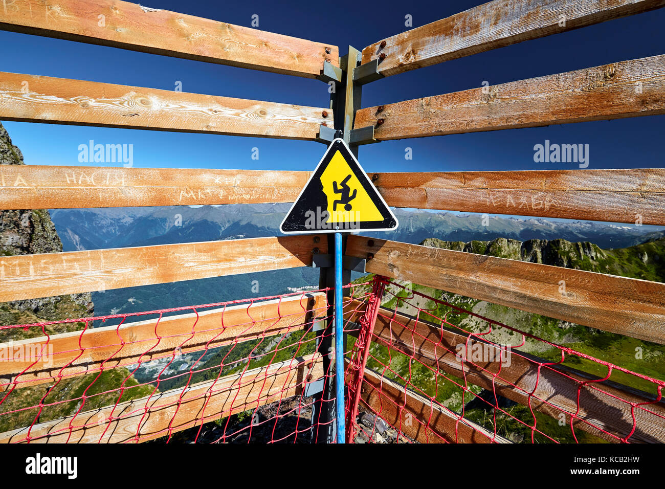 A sign warning of the danger of falling from the cliff Stock Photo - Alamy