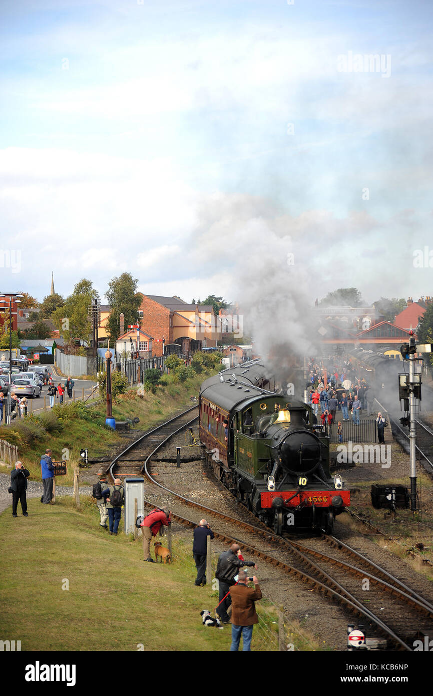 4566 departs Kidderminster Town with a train for Bridgnorth. Severn ...