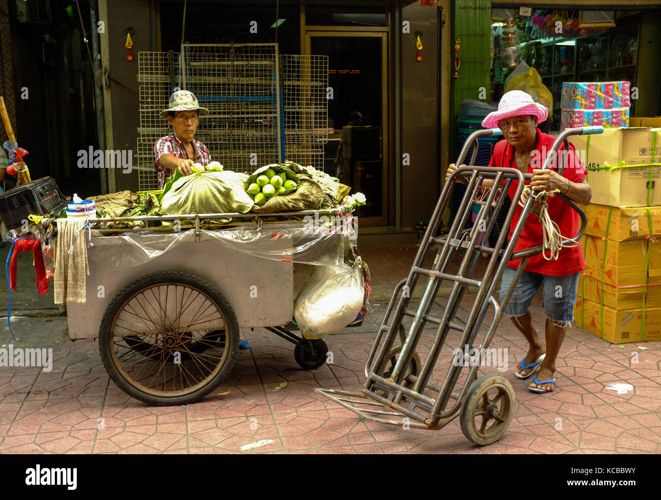 Male Thai market workers, Chinatown, Bangkok Stock Photo - Alamy