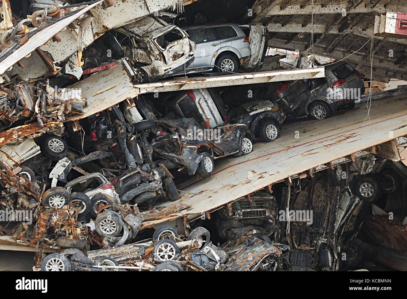 Pile of smashed car wrecks Stock Photo - Alamy