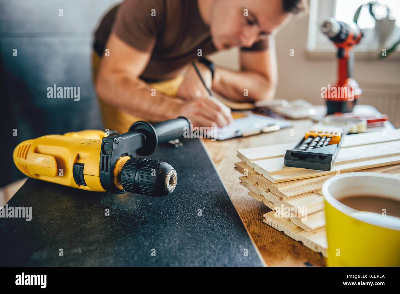 Man building using tools hi-res stock photography and images - Alamy