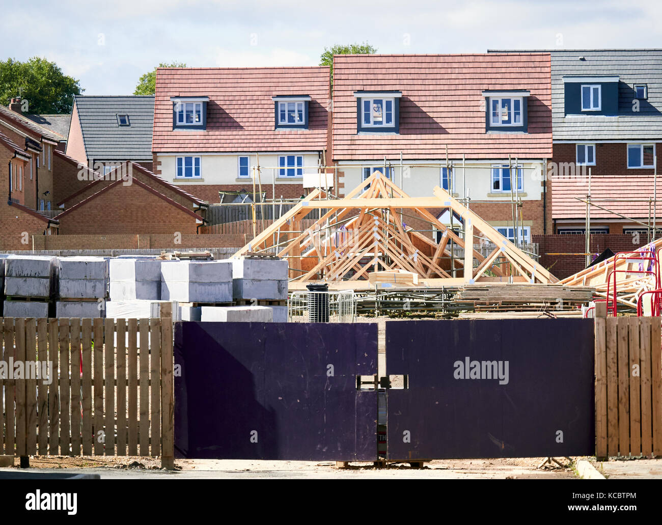Newly built homes in a residential estate in England Stock Photo - Alamy