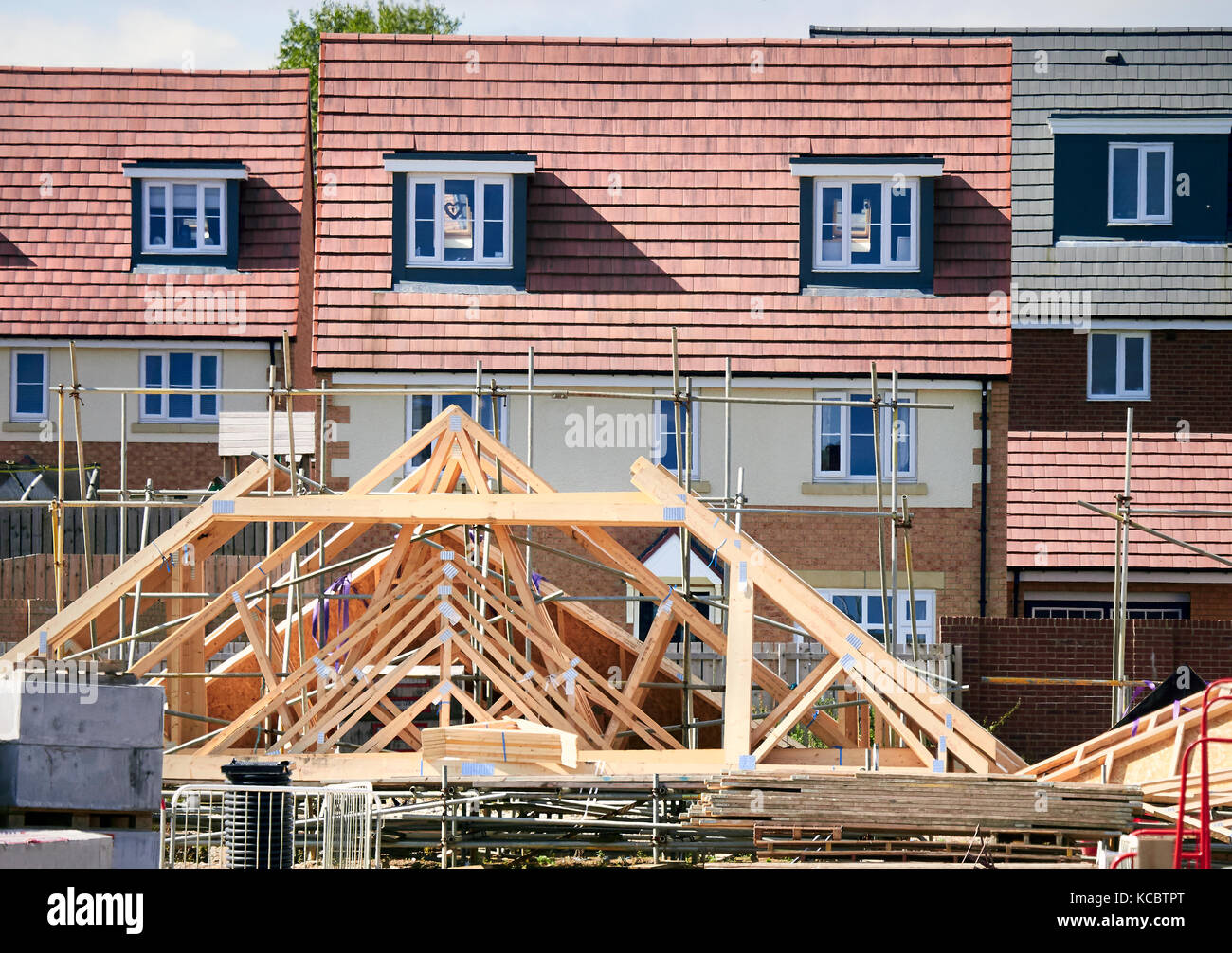 Newly built homes in a residential estate in England Stock Photo - Alamy