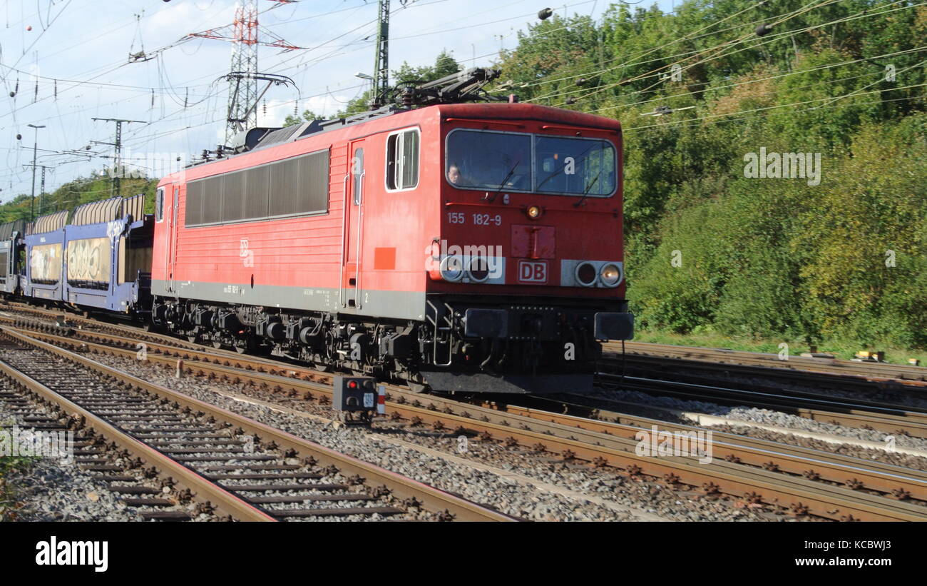 DB Class 155 electric locomotive with mixed manifest wagons at Koln ...