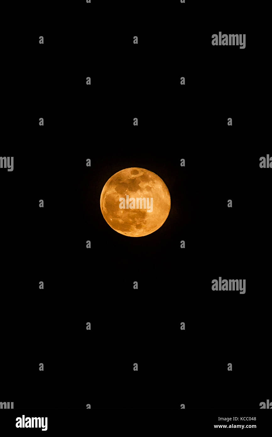 Full super moon over dark black sky at night Stock Photo - Alamy