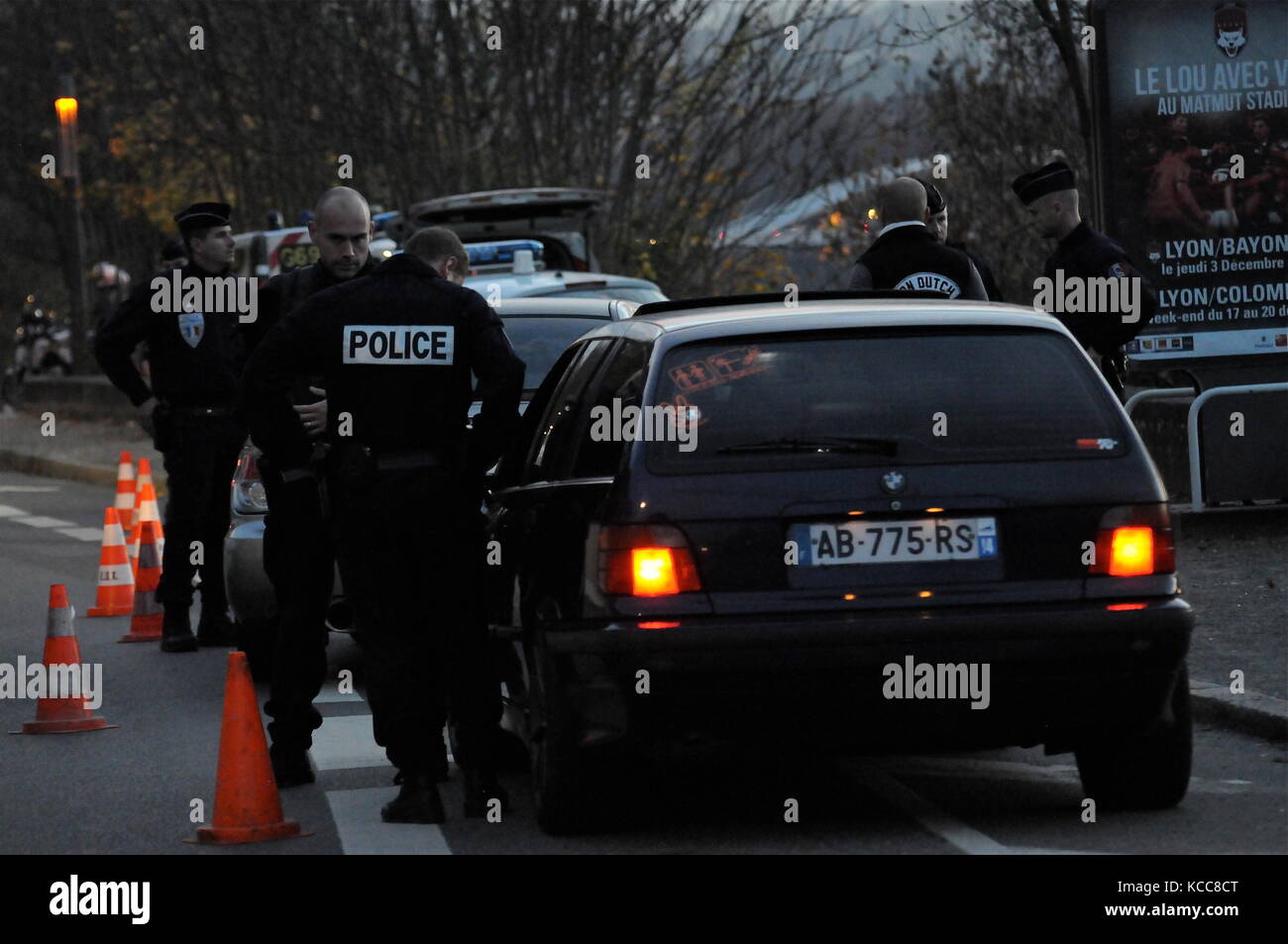 Armed French police officers take part to antiterrorist road control ...