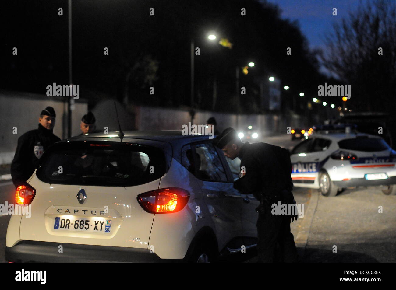 Armed French police officers take part to antiterrorist road control ...